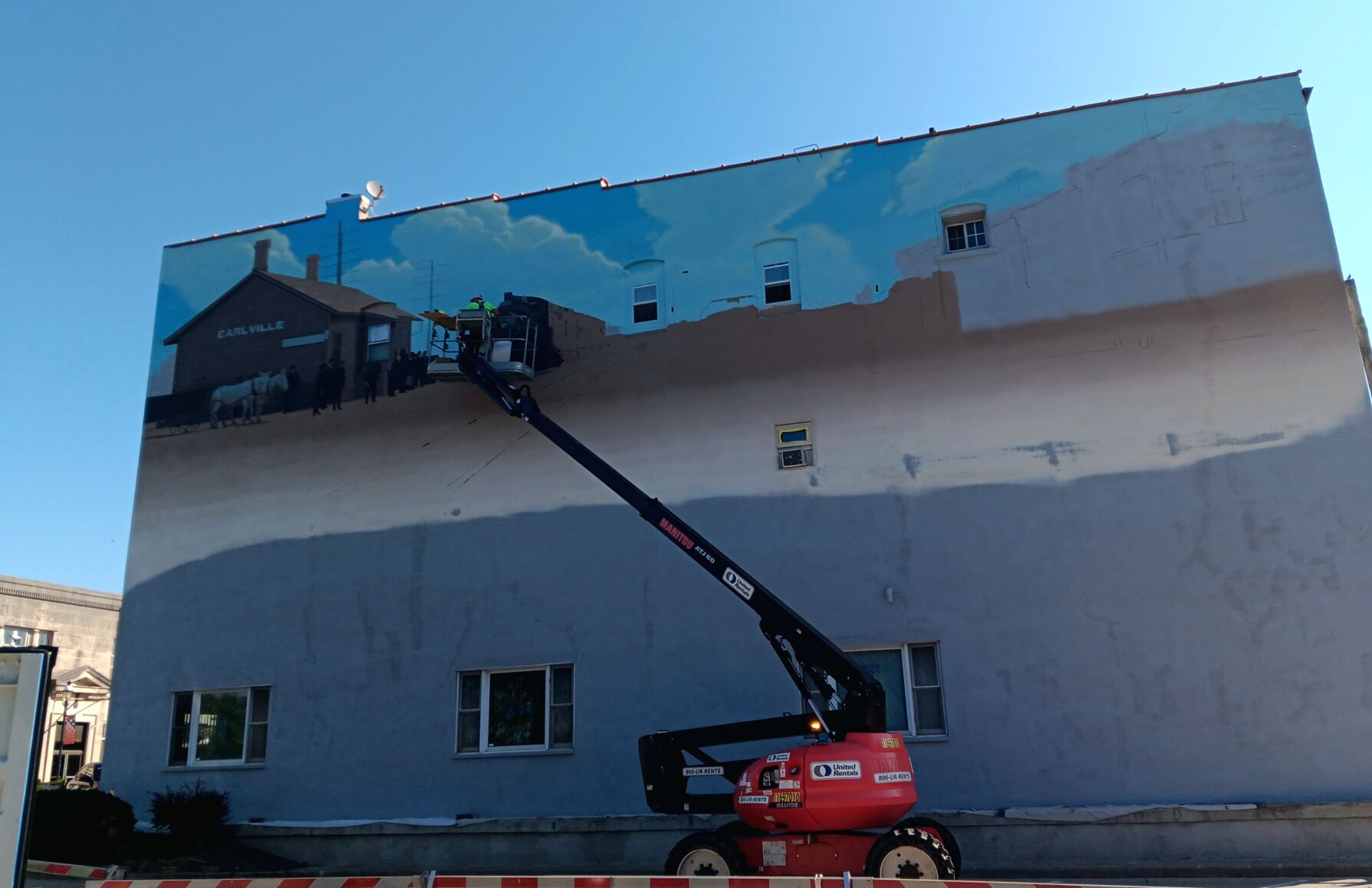 “A massive mural”: artist brings Earlville history to a 45×80-ft canvas ...