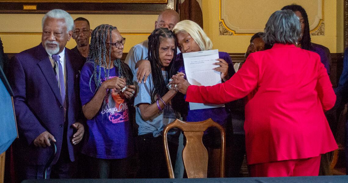 Pritzker signs police background check expansion in Sonya Massey’s honor | Local News | wspynews.com
