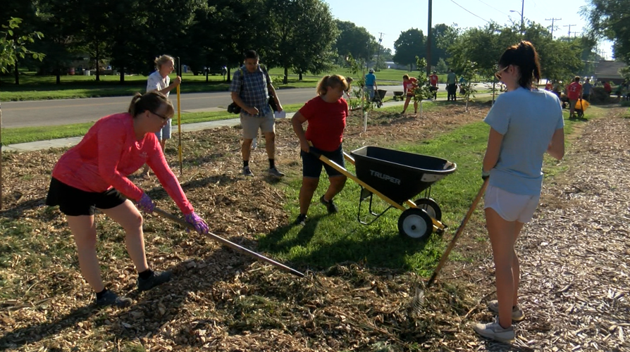 Hundreds of volunteers taking care of Terre Haute | News | wthitv.com