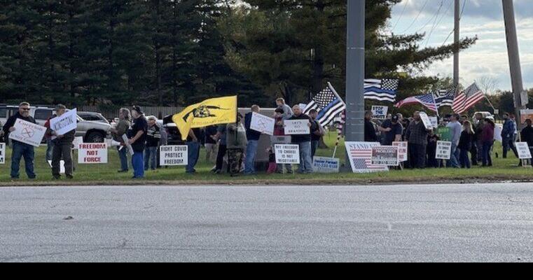 Federal employees picket outside prison ahead of vaccine mandate ...