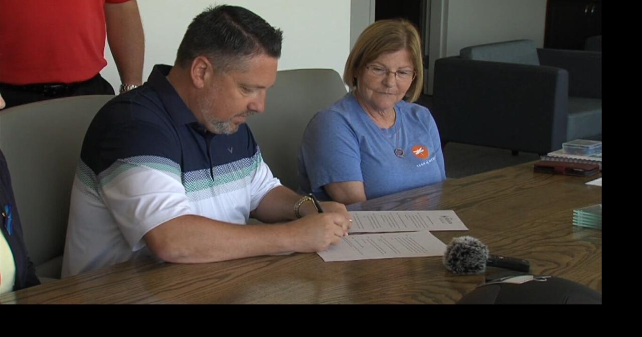 Sullivan's mayor signs proclamation marking September as Suicide ...
