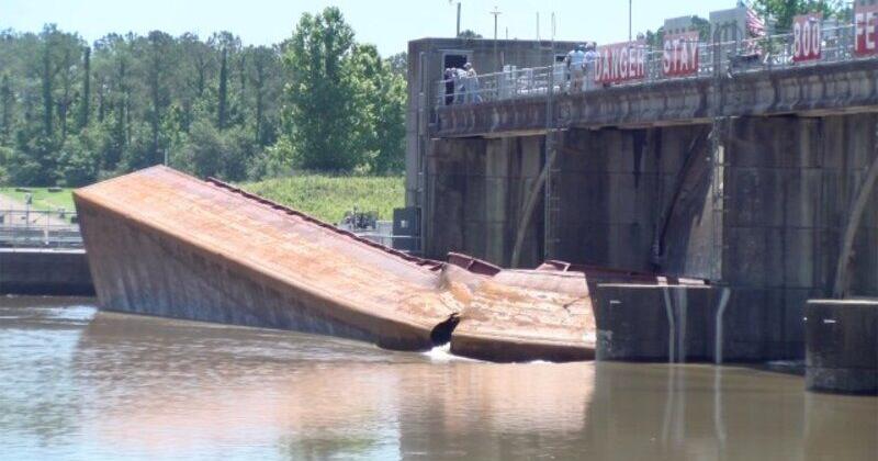 Towboats coming to remove barge from Tom Bevill spillway | Alabama ...