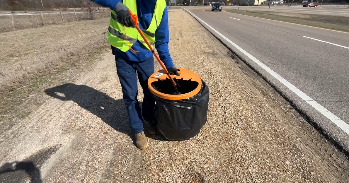 Homeless community helps clean up litter around Tupelo | News | wtva.com