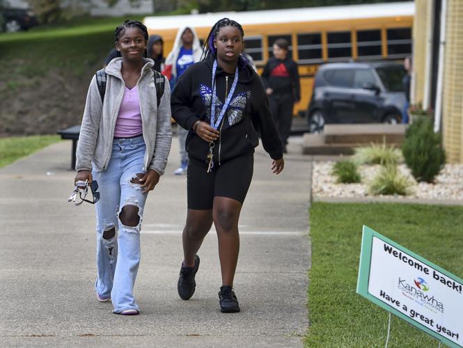 West Side schools celebrate first day with community greeters ...