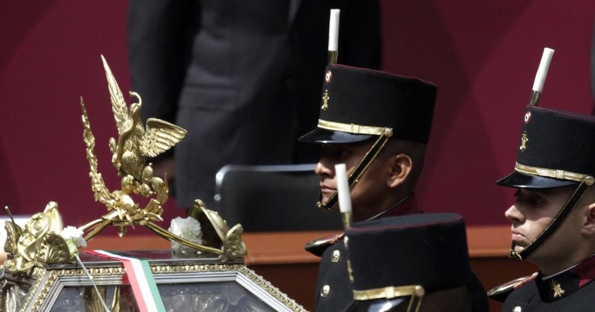 Historic Mexican bones on display at palace | Weird News ...