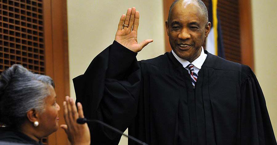 Federal magistrate sworn in (photo) | Politics | wvgazettemail.com