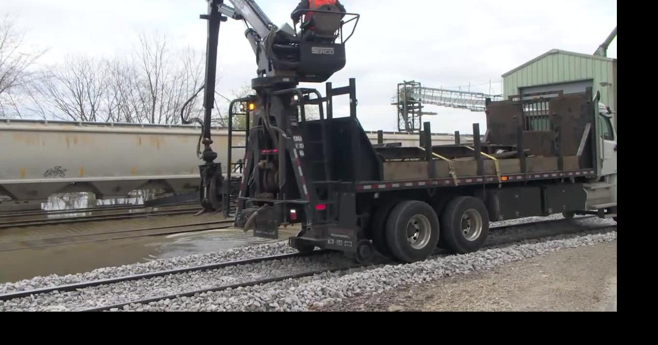 McGregor, Iowa works to ward off flooding Mississippi River | Video ...