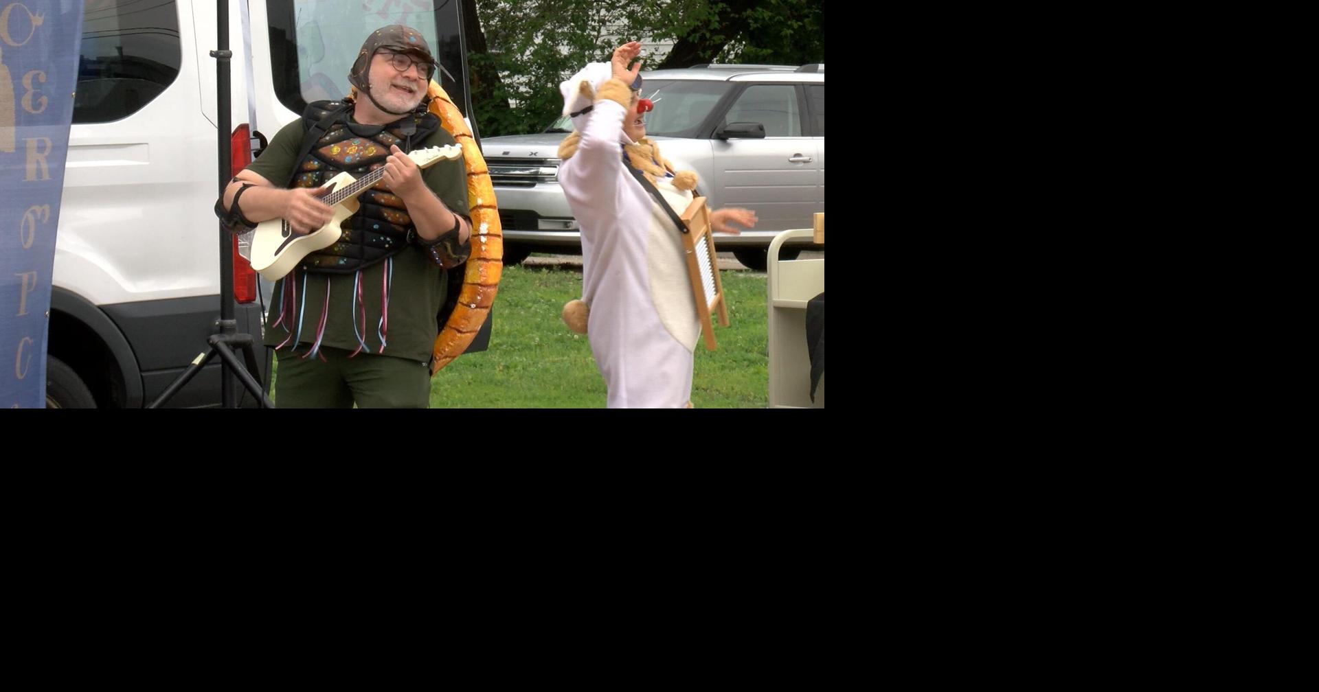 Puppet show bring native languages to live though characters of Turtle ...