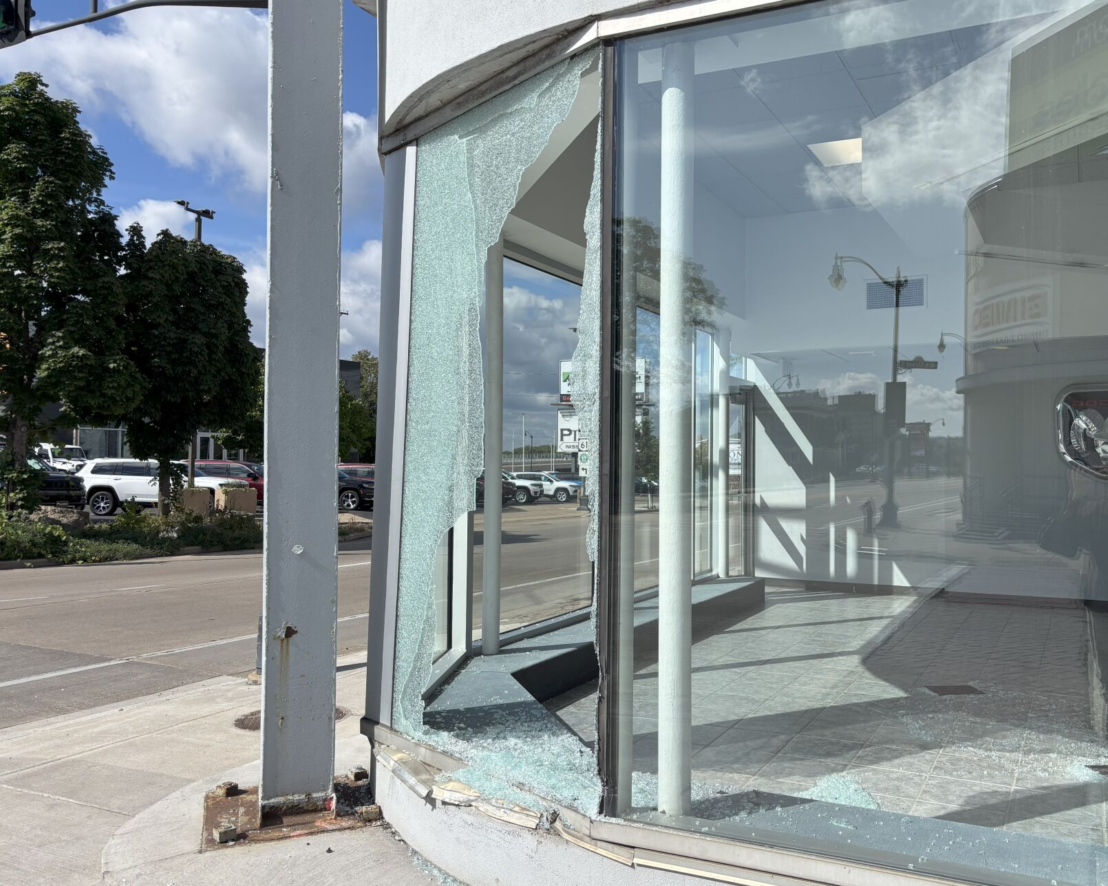 Pischke Motors of La Crosse sees another window shattered | La Crosse ...