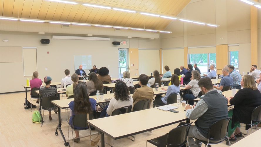 La Crosse mayor meets with area business leaders for candid discussion ...
