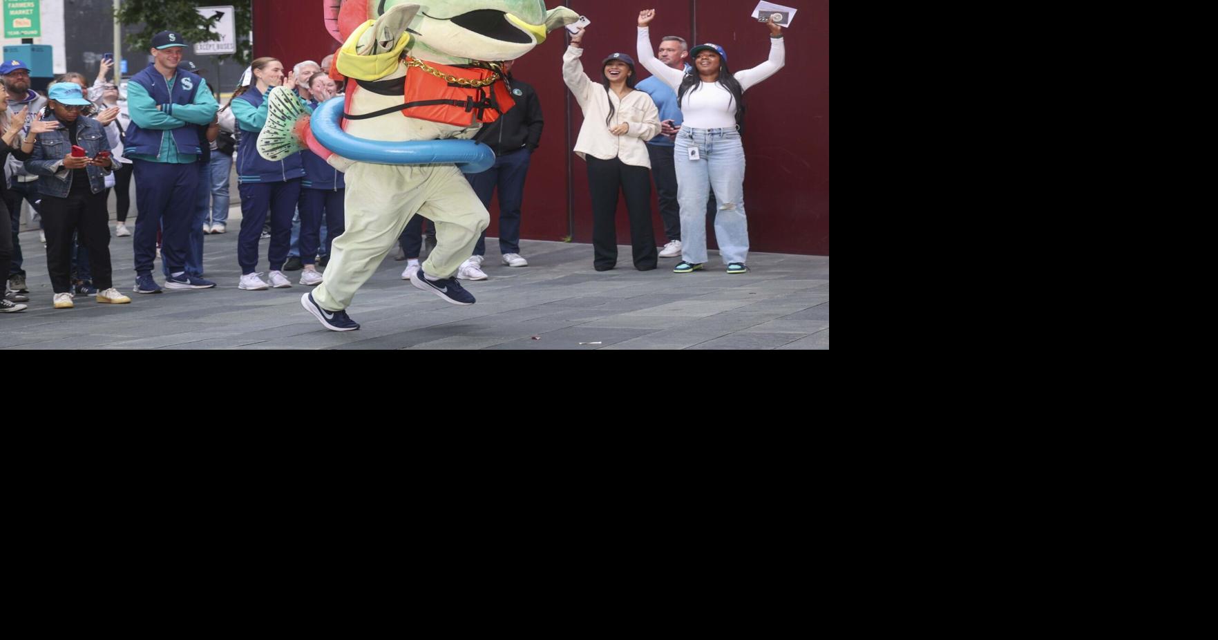 Seattle Mariners fans rally at City Hall ahead of Game 4 versus Toronto ...