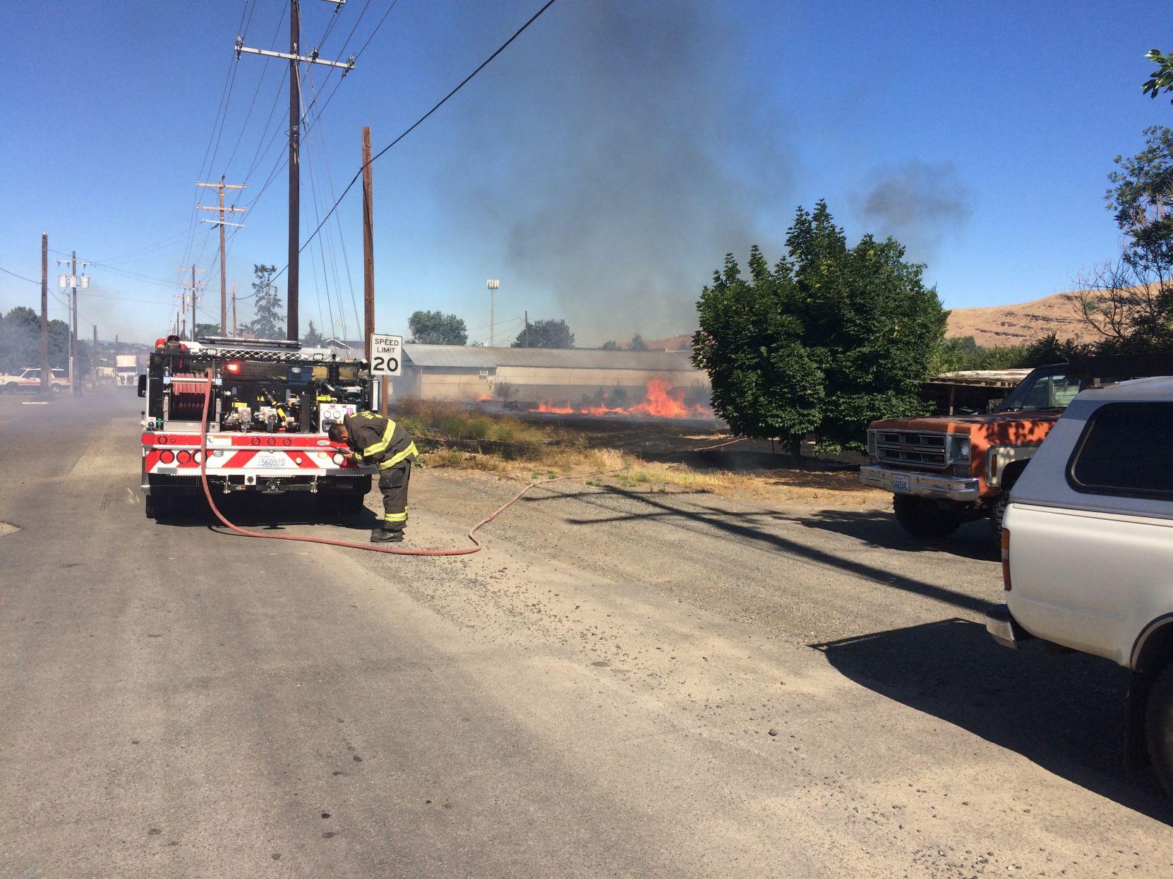 Small brush fire sends up big flames in Yakima | Local | yakimaherald.com