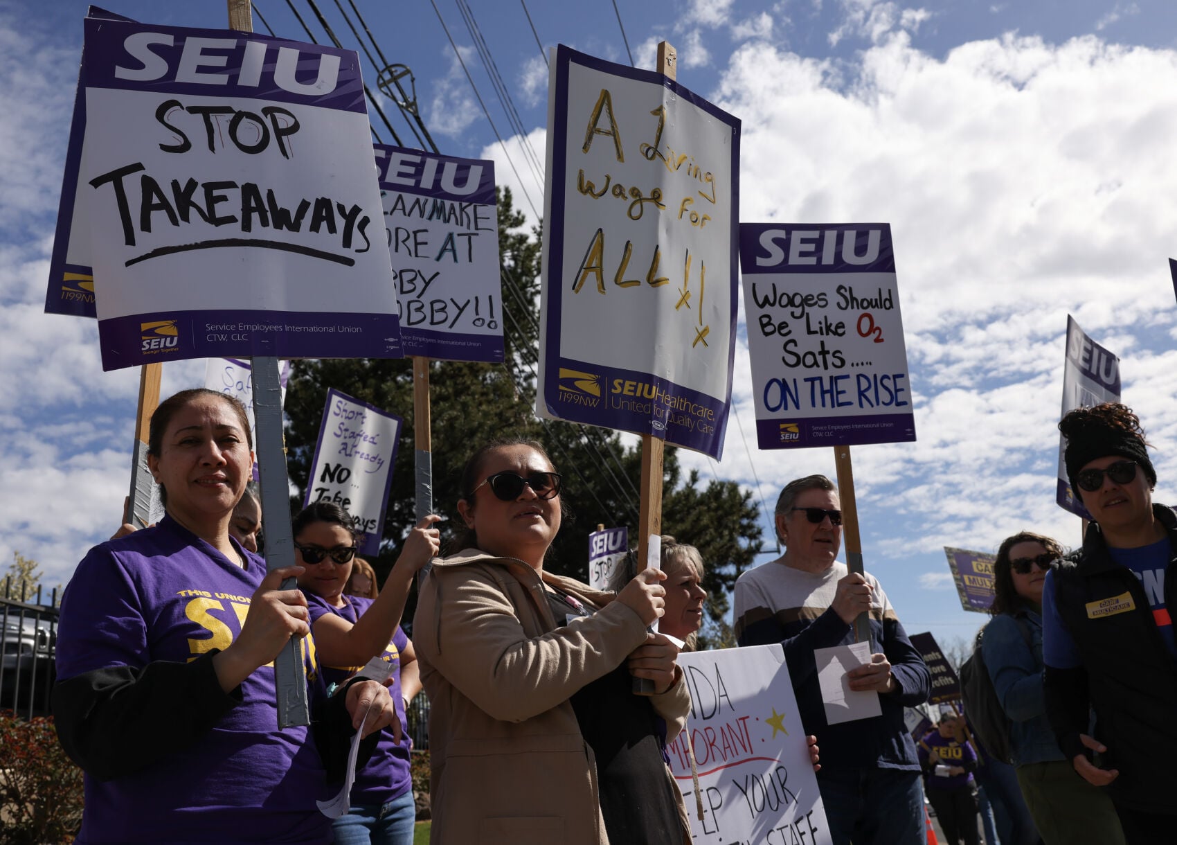SEIU workers picket outside Yakima MultiCare Memorial Hospital | Local ...