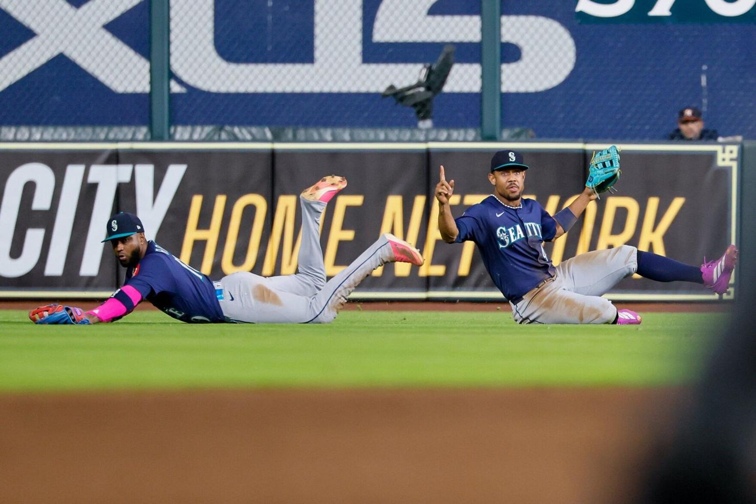 Victor Robles saves Mariners with dramatic game-ending catch | Mariners | yakimaherald.com