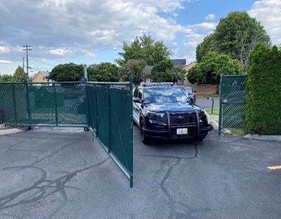 Everett man charged with ramming Yakima police gate, hitting police ...