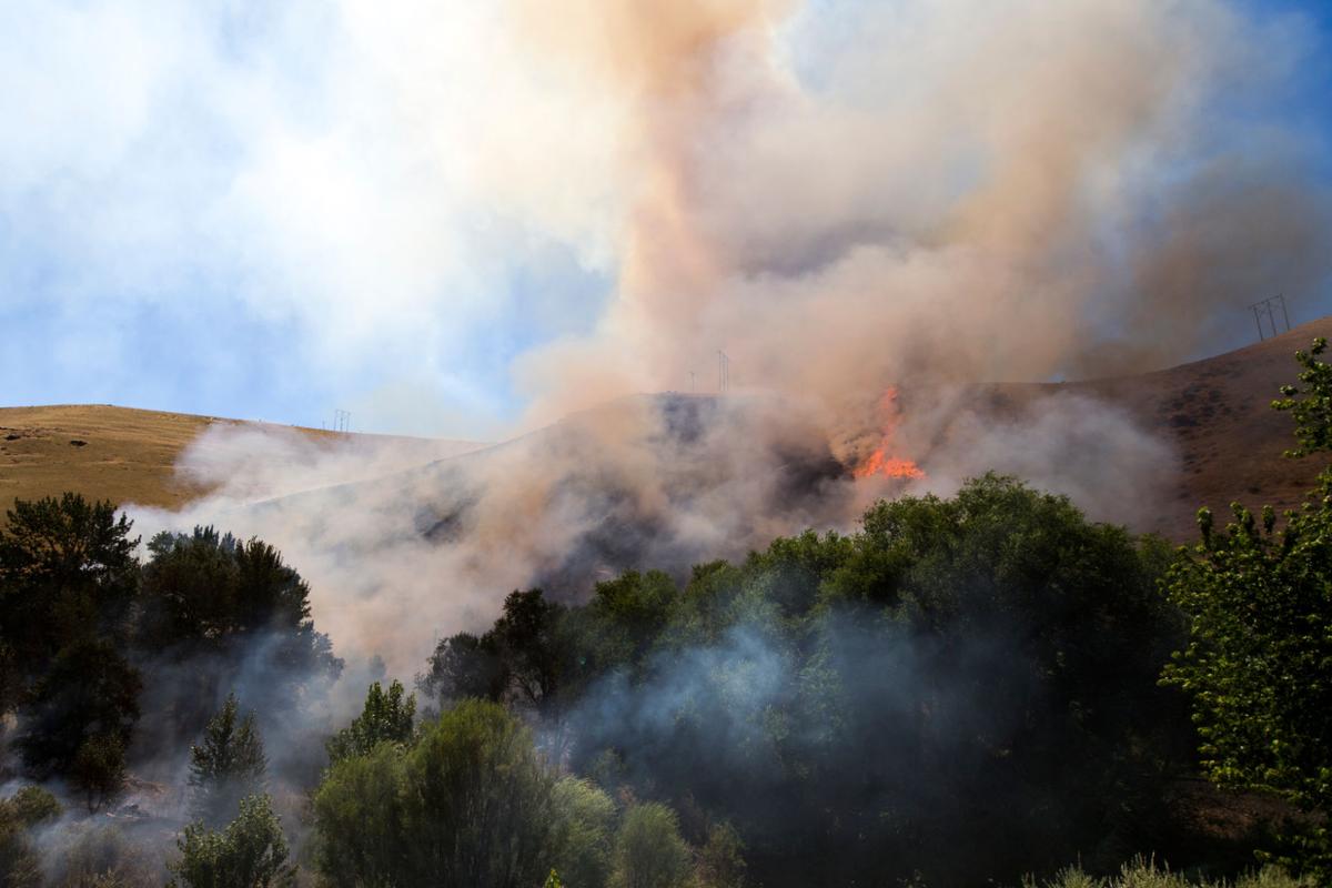 Photos: Brush fire in Selah threatens homes | News Photos ...