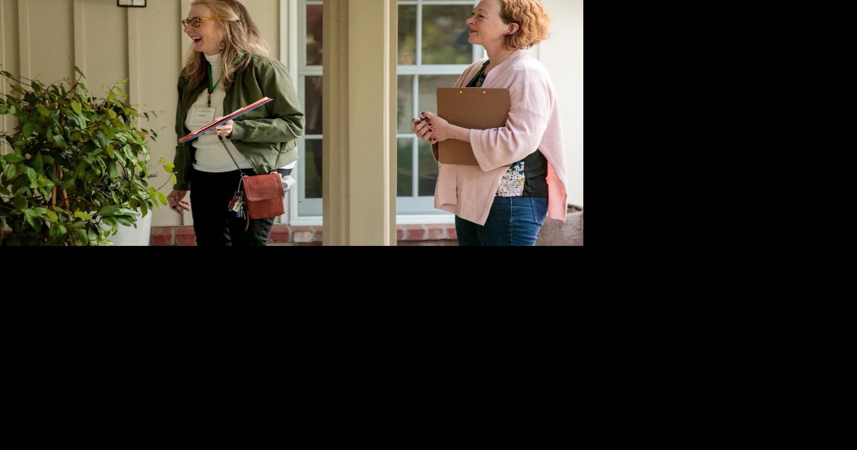Emily Tadlock, left,and Jenifer Short, both volunteers with the ...