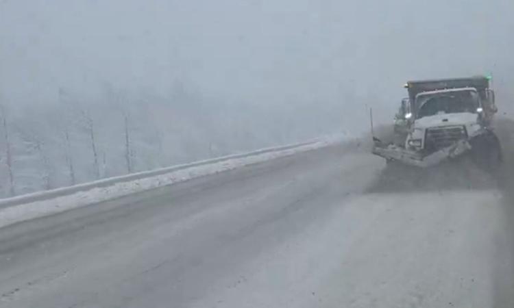 I-90 traffic stalled near Snoqualmie Pass as snow rolls in | Weather ...
