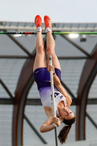 Washington pole vaulter breaks twin sister’s record, wins NCAA title ...