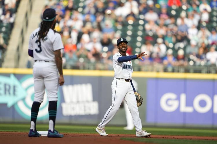 Mariners make early runs stand up, open homestand with tight win over ...