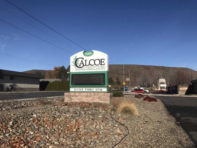 Yakima police continue to hunt suspect in morning credit union robbery ...