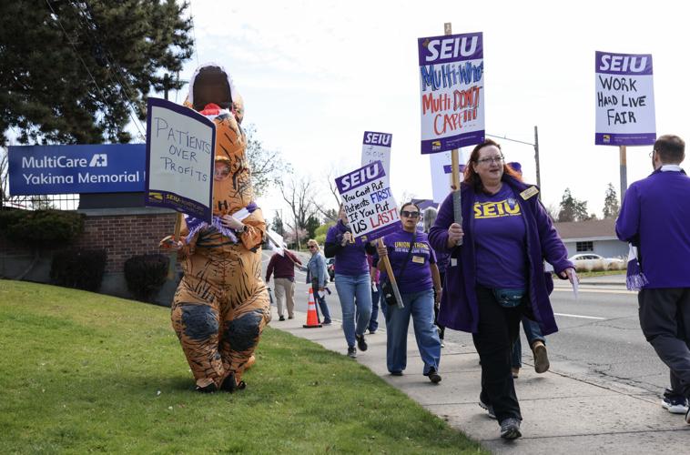 SEIU workers picket outside Yakima MultiCare Memorial Hospital | Local ...