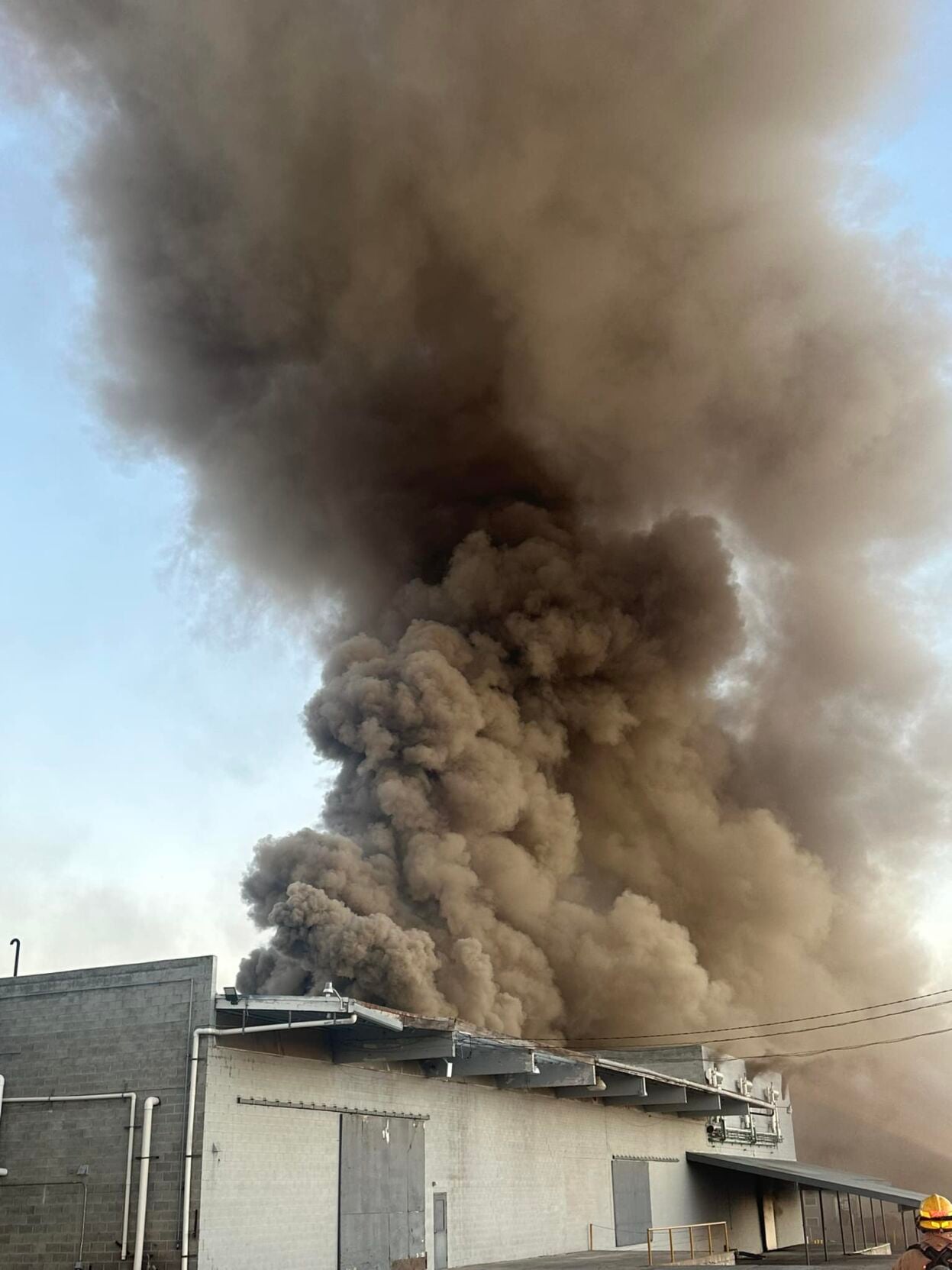 Crews fight fire at Obert cold storage in Zillah | Local | yakimaherald.com