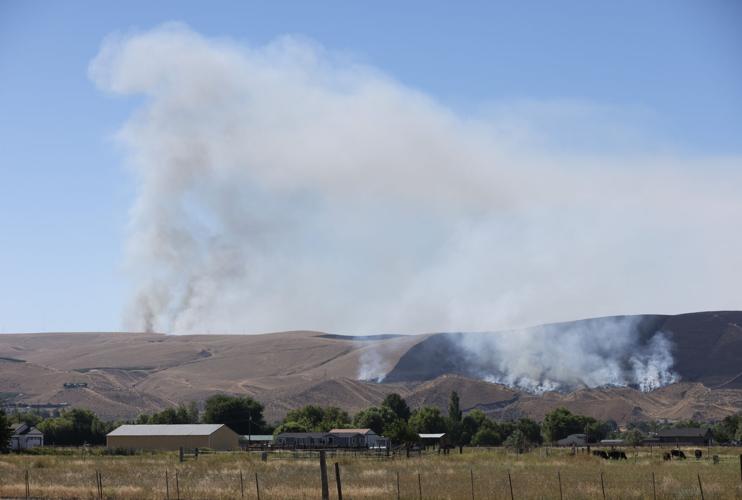 Evacuation levels lowered on Thorp Road fire near Moxee and Konnowac ...
