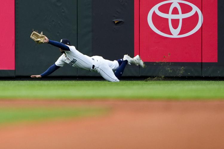 Mariners make early runs stand up, open homestand with tight win over ...