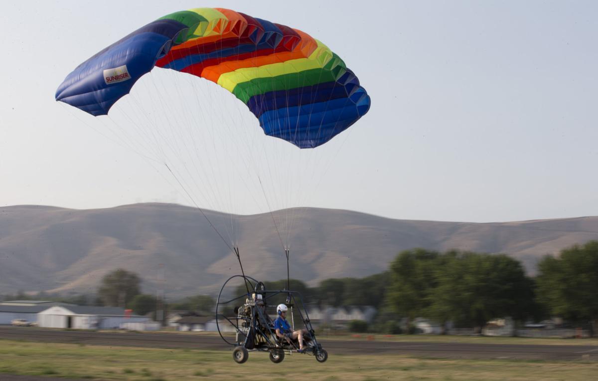 Prosser man's powered parachute business fills niche high in the sky ...