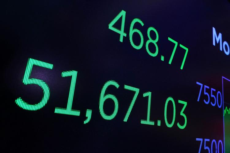Wall Street inches slightly higher, oil prices fall again on hopes for ...