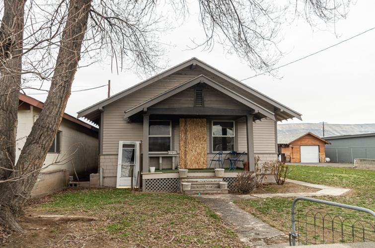 One dead in early morning Yakima house fire | Local | yakimaherald.com