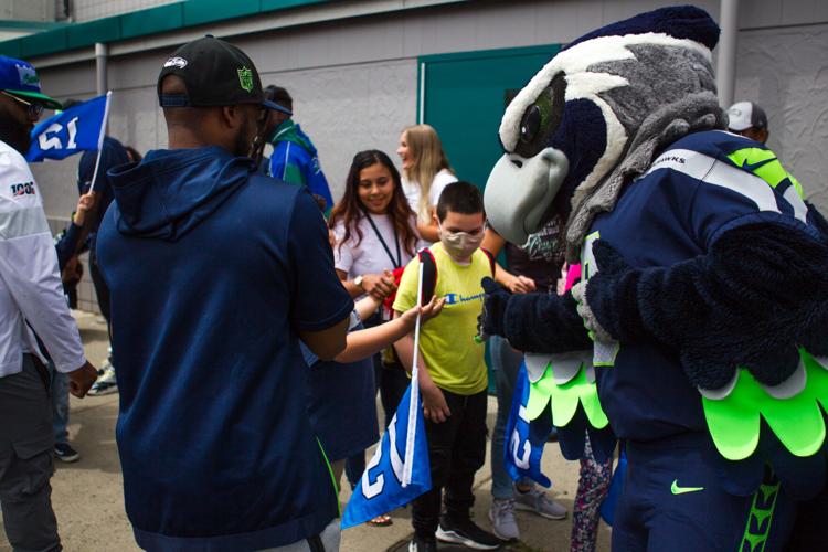 Seahawks rookies, Eagles running back visit area schools | Sports ...