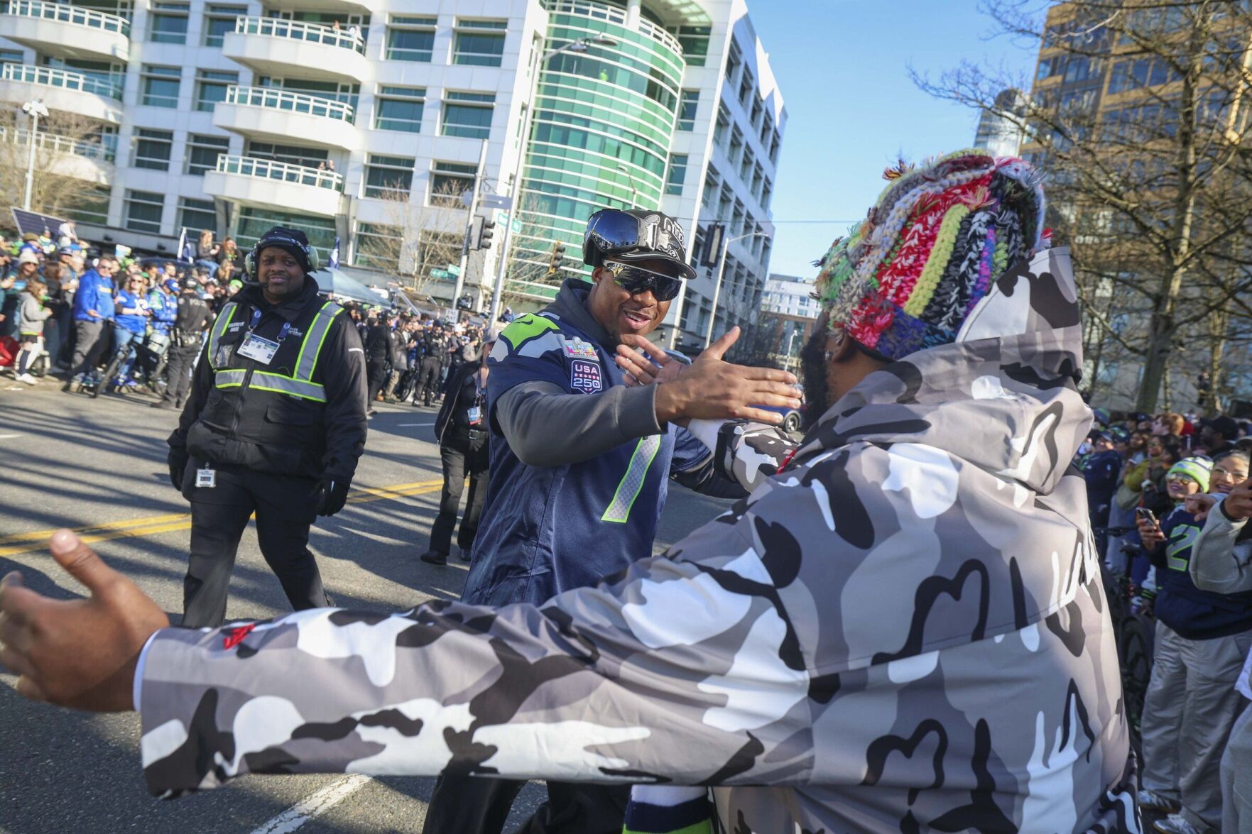 Seahawks Kenneth Walker III, Uchenna Nwosu shadowbox at Super Bowl ...
