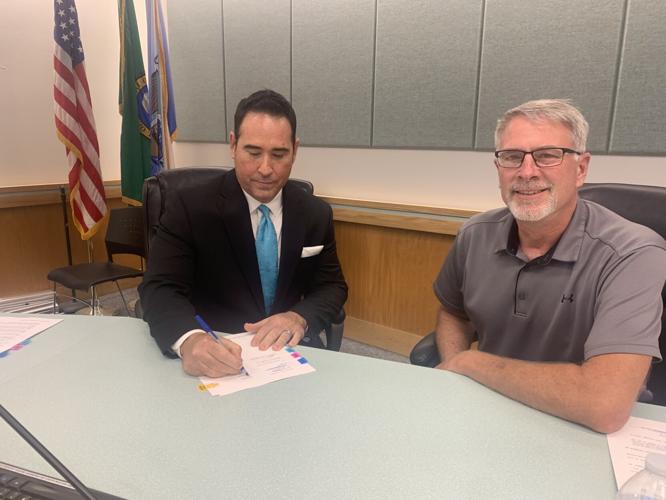 Sunnyside City Council approves city manager contract with Mike ...