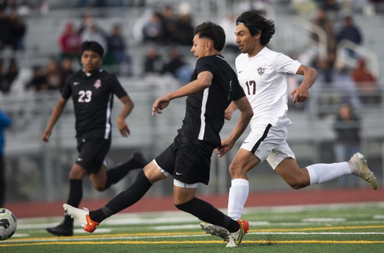 Magana, big second half propels Toppenish to district title | Prep ...