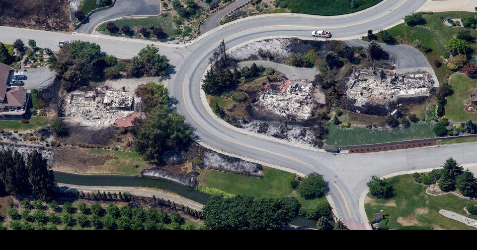 Hundreds of homes evacuated in fast-moving Wenatchee fire | Wildfires ...