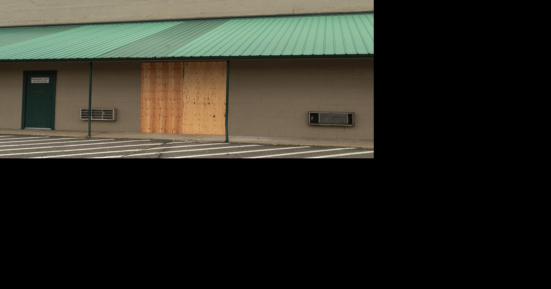 Car crashes through Selah Civic Center | Local | yakimaherald.com