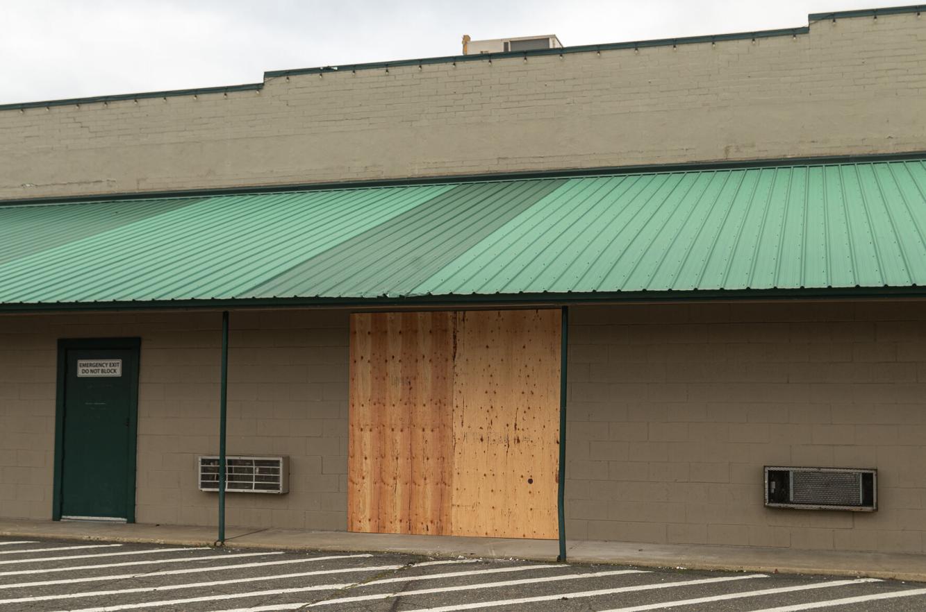 Car crashes through Selah Civic Center | Local | yakimaherald.com