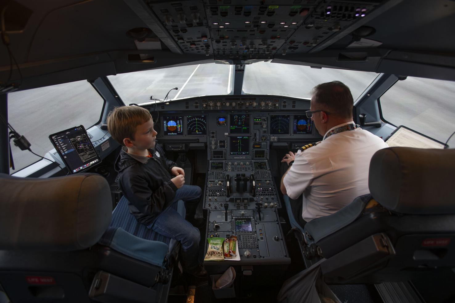 PHOTOS: 8-year-old fan gets a close-up look at a big plane in Yakima ...