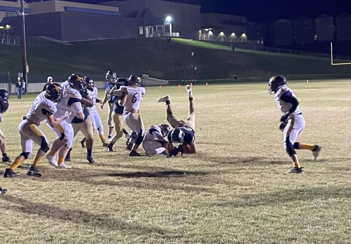 Ethan Garza rushes for 289 yards, four touchdowns to lead Selah past ...