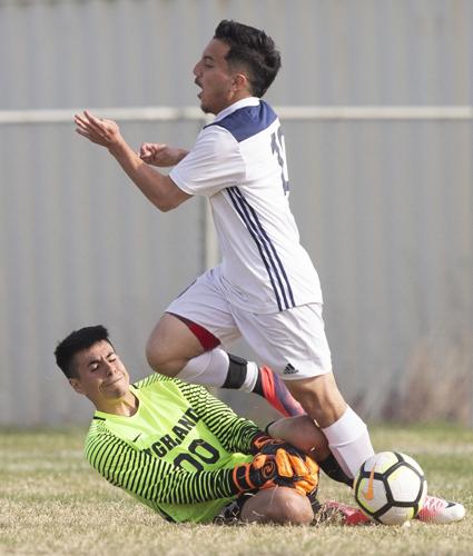 Highland vs. Wapato boys soccer | | yakimaherald.com