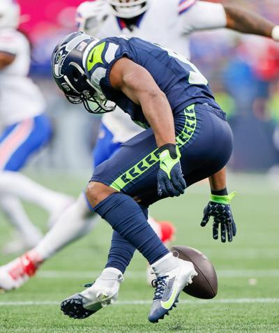 Angry Seahawks teammates, bad snaps, bad penalties all part of sloppy ...