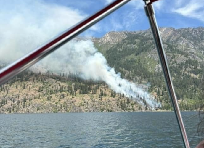 300-acre fire along Lake Chelan shore prompts evacuations | Columbia ...