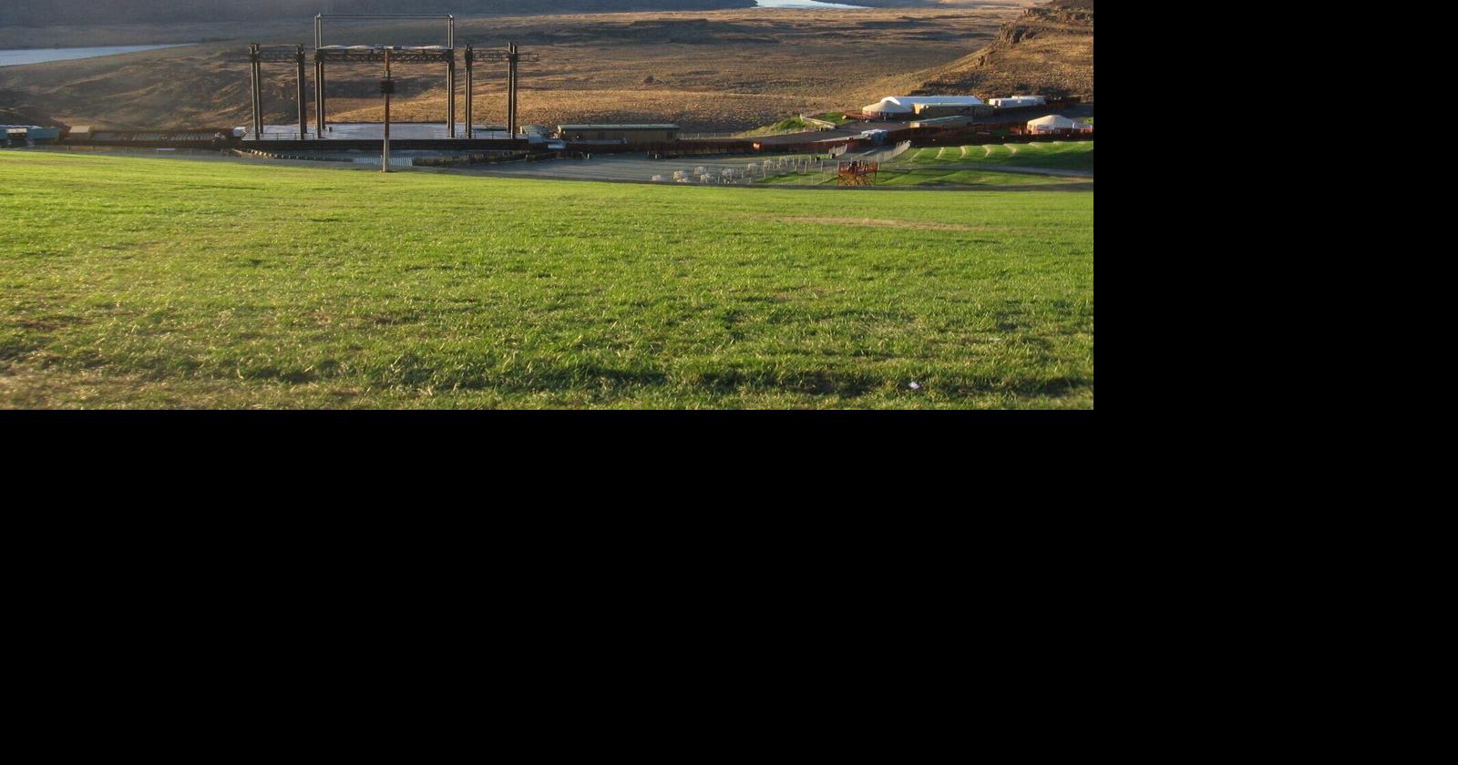 El escuadrón de bombas responde después de que los equipos de servicios ...