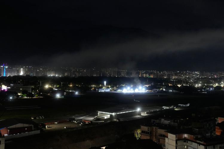 At least 7 explosions and low-flying aircraft are heard in Venezuela's ...