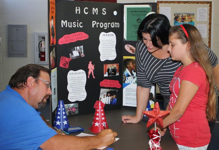 HCMS students get ready for class | News Archives | yoursun.com