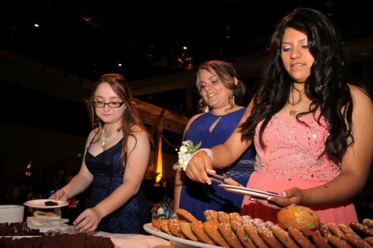 Partying Gatsby-style at prom | News Archives | yoursun.com