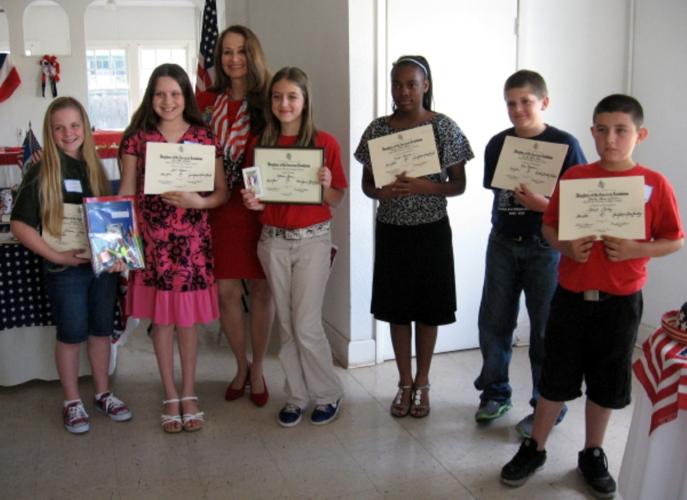 DAR awards Good Citizens Pins and Essay Winners | Newsarchives | yoursun.com