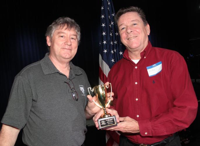 Mullet kissing a dubious award | News Archives | yoursun.com